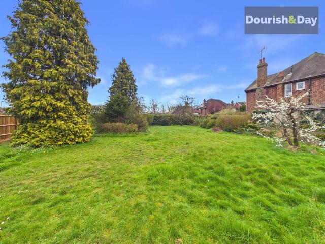 3 bedroom property with land for sale