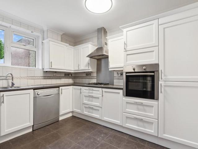 3 bedroom property to let in Melody Road, SW18 £2,500 pcm