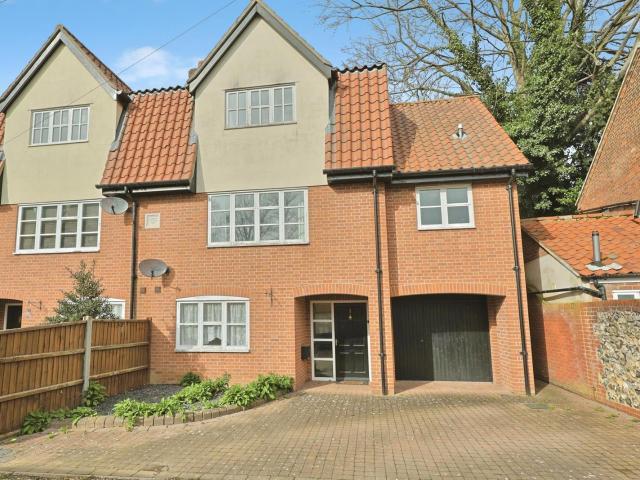 3 bedroom property to let in Buck Yard, Yarmouth Road, NR7 0EW £1,400 pcm