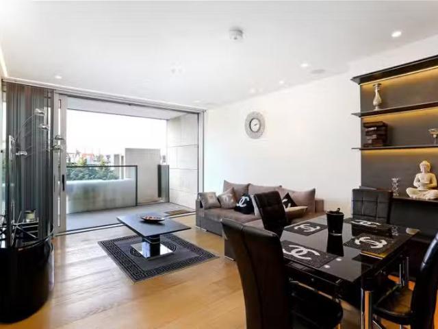 3 bedroom property to let in Buckingham Palace Road, Westminst.