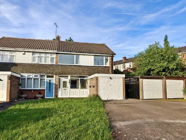 3 bedroom property to let in Blakedon Road, Wednesbury WS10 £1,250 pcm