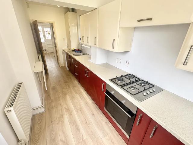 3 bedroom property to let in Castle Road West, Oldbury £1,200 pcm