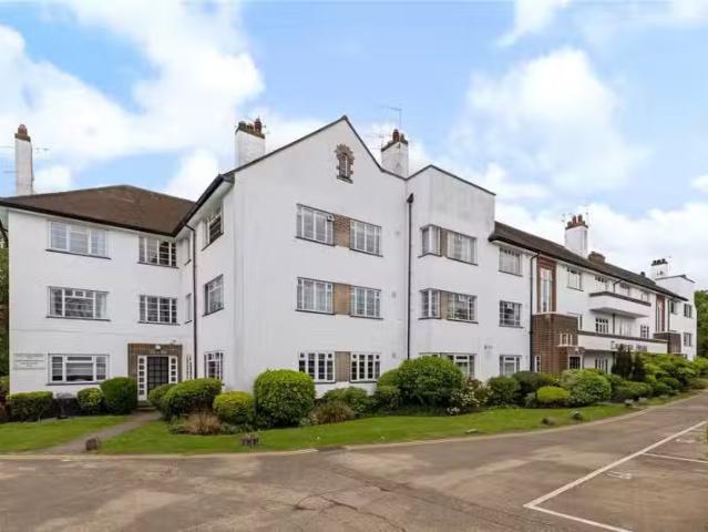 3 bedroom property to let in Chertsey Road, Twickenham, TW1.