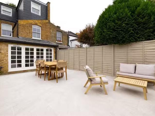 3 bedroom property to let in Dale Street, London, W4 £7,500.