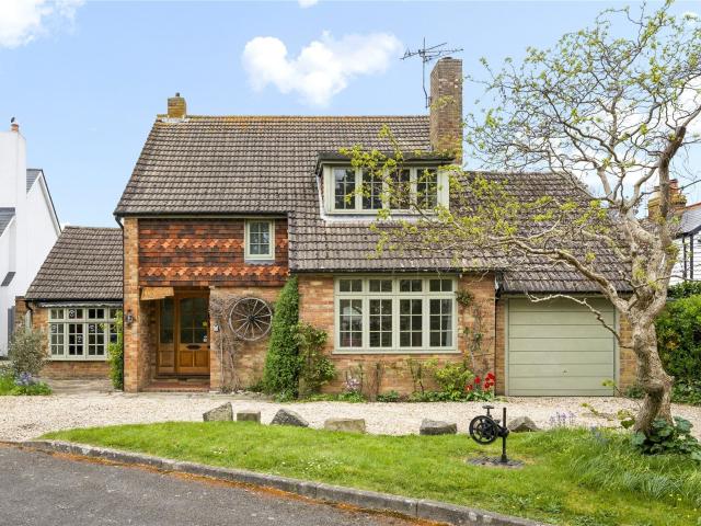 3 bedroom property to let in Deacon Close, Downside, Cobham, Surrey, KT11 £3,000 pcm