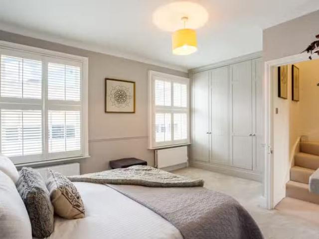 3 bedroom property to let in Elmgrove Road, Weybridge, KT13.