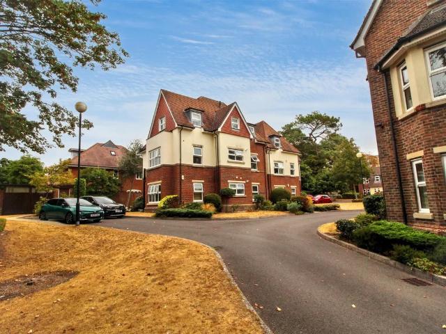 3 bedroom property to let in Forest Road, Branksome Park, Poole £1,675 pcm