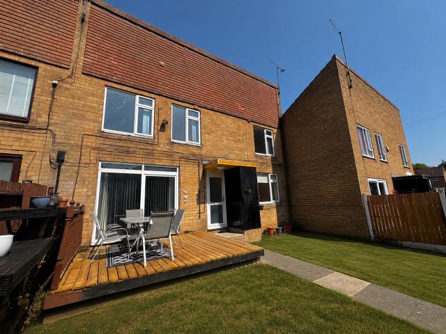 3 bedroom property to let in Garland Mount, Sheffield, S20 £950 pcm
