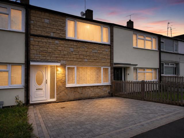 3 bedroom property to let in Great Knightleys, Basildon £1,750 pcm