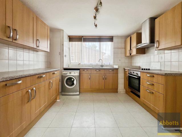 3 bedroom property to let in HAROLD HILL, ROMFORD £2,000 pcm