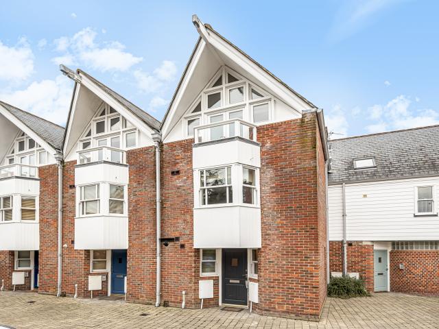 3 bedroom property to let in Haven Point, Waterloo Road, Lymington, SO41 £2,100 pcm
