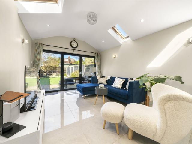 3 bedroom property to let in Hogshill Lane, Cobham, Surrey, KT11 £3,000 pcm