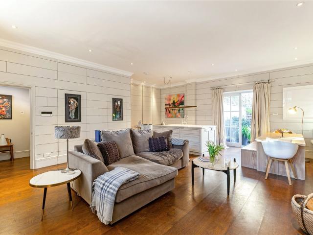 3 bedroom property to let in Kersley Mews, London, SW11 £10,000 pcm