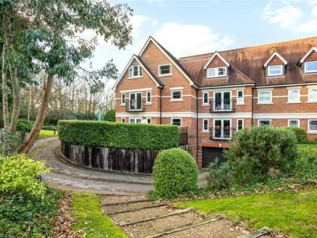 3 bedroom property to let in Lakewood, Portsmouth Road, Cobham.