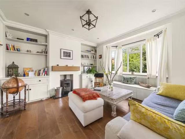 3 bedroom property to let in Langbourne Way, Claygate, Esher.