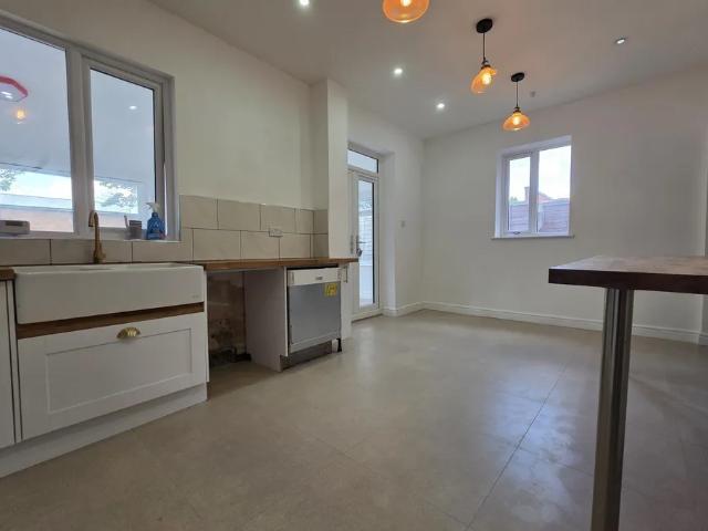 3 bedroom property to let in Park Lane, Wolverhampton, WV10 £1,300 pcm