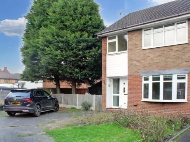 3 bedroom property to let in Pinfold Gardens, Wolverhampton, WEDNESFIELD £1,100 pcm