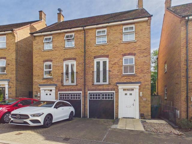 3 bedroom property to let in Rawlinson Road, Maidenbower £1,900 pcm