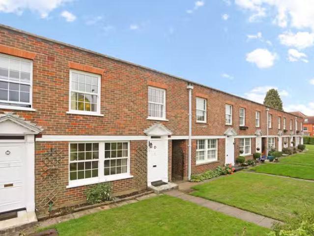 3 bedroom property to let in Regency Lodge, Oatlands Chase, We.