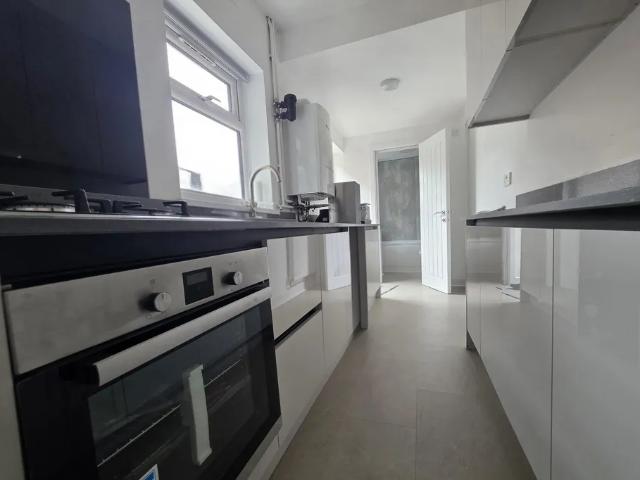 3 bedroom property to let in Station Road, Walsall, WS4 £1,100 pcm