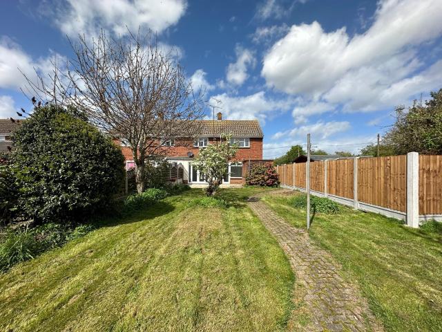 3 bedroom property to let in Storms Way, Chelmsford, CM2 6NU £1,900 pcm