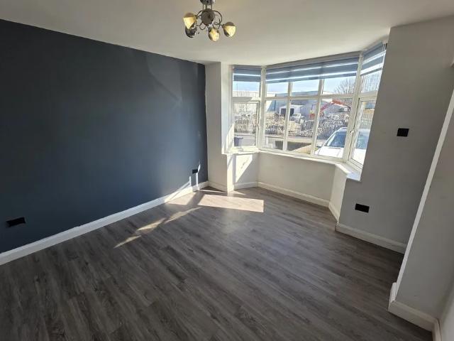3 bedroom property to let in Spring Road, Ettingshall £1,200 pcm