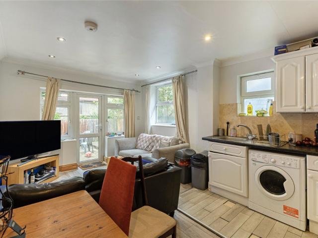 3 bedroom property to let in Tooting Bec Road, London, SW17 £3,000 pcm