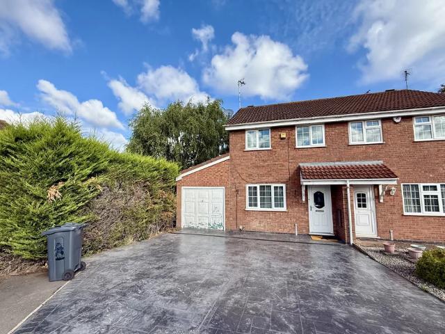 3 bedroom property to let in Walsh Grove, Kingstanding, B23 £1,500 pcm