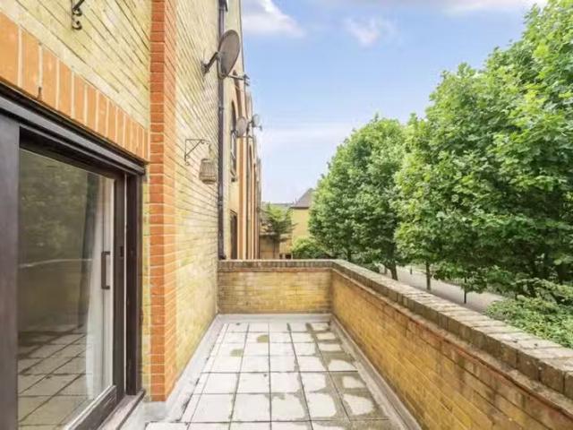 3 bedroom property to let in Welland Mews, Wapping, London, E1.