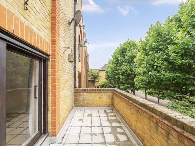 3 bedroom property to let in Welland Mews, Wapping, London, E1W £3,330 pcm