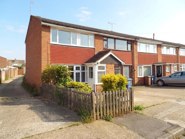 3 bedroom property to let in Woodmanhurst Road, Stanford Le Hope £1,650 pcm