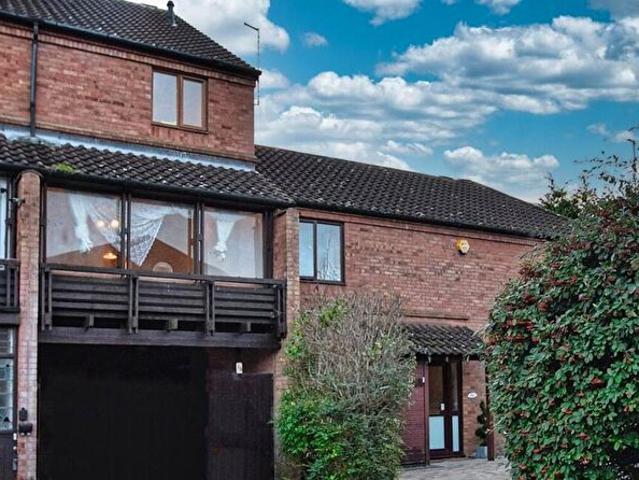 3 Bedroom Property To Rent In Turners Mews, Neath Hill, MK14