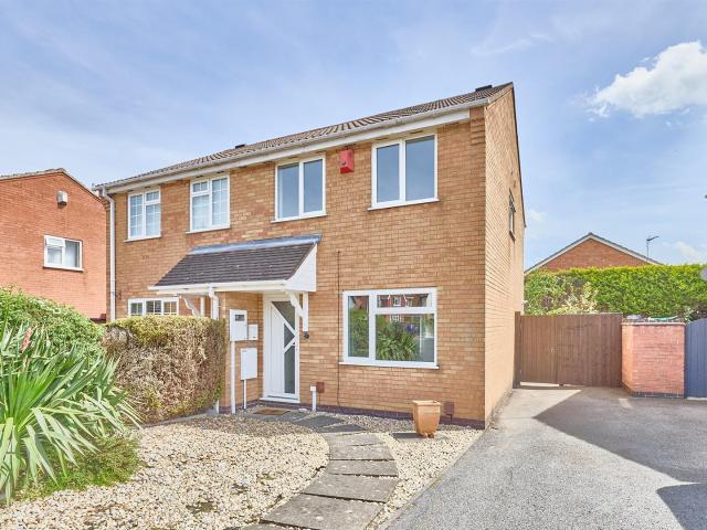 3 bedroom property to rent on Newquay Close, Hinckley