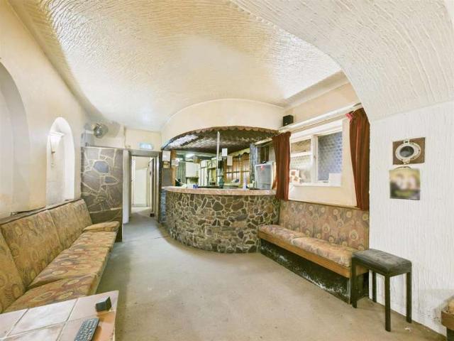 3 Bedroom Pub Commercial