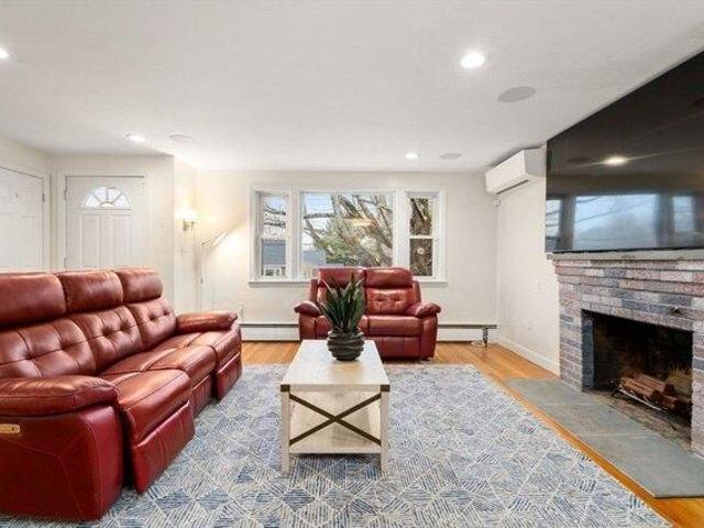 3 bedroom, Walpole MA 02081 LS102447764