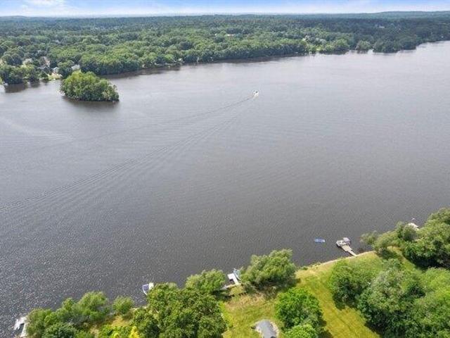 3 bedroom, Walpole MA 02081 LS102595885
