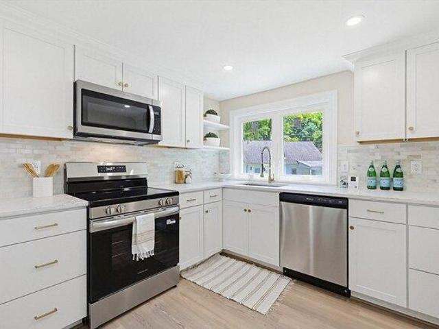 3 bedroom, Waltham MA 02453 104263380