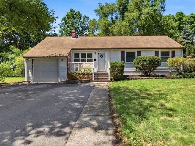 3 bedroom, Waltham MA 02452 104232424