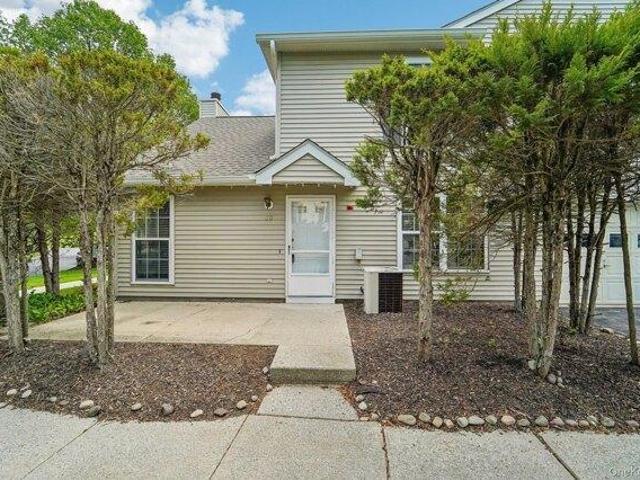 3 bedroom, Warwick NY 10990 LS102565731