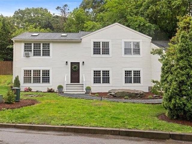 3 bedroom, Warwick RI 02886 104114102