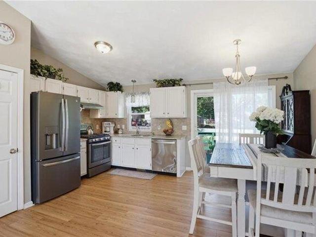 3 bedroom, Warwick RI 02888 104408804
