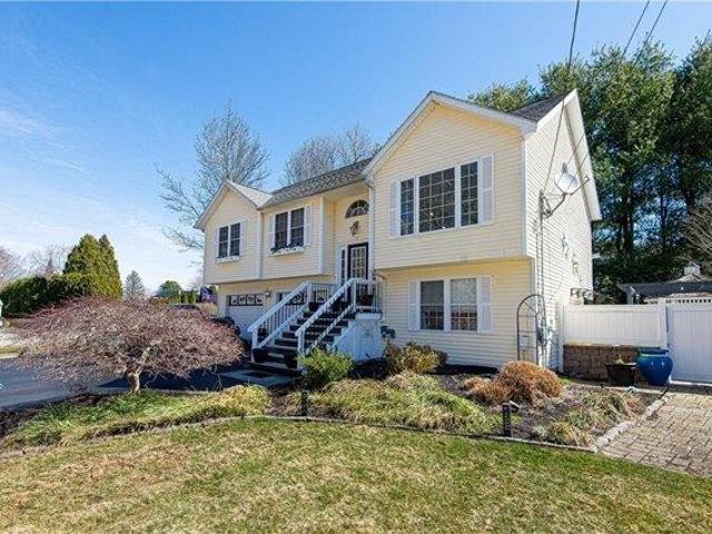3 bedroom, West Warwick RI 02893 LS102724180