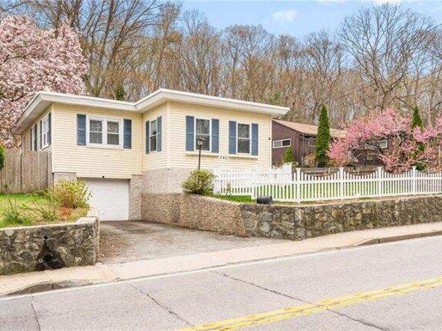 3 bedroom, West Warwick RI 02893 103250780