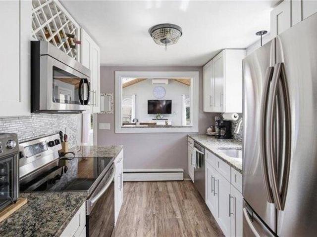 3 bedroom, West Warwick RI 02893 105096381
