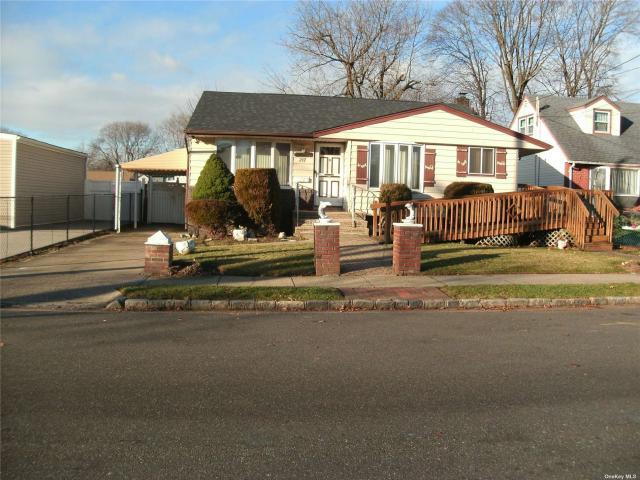 3 bedroom, Westbury NY 11590 72692170