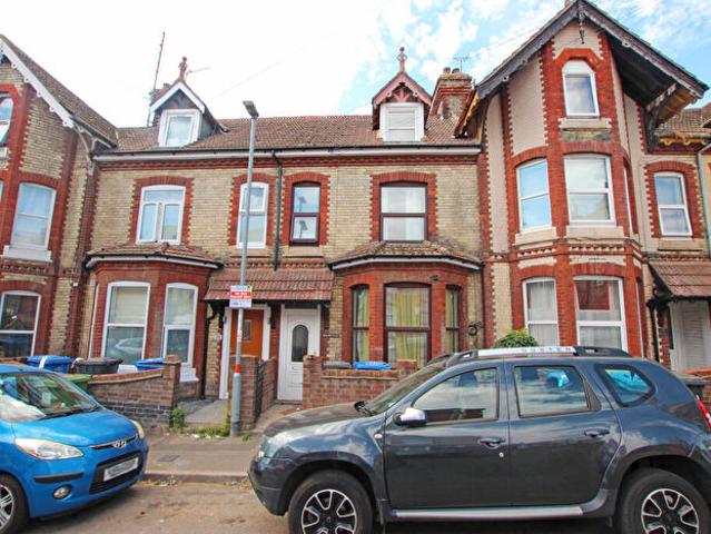 3 Bedroom Town House To Rent In Bayes Street, Kettering, Northamptonshire, NN16