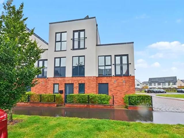 3 Bedroom Town House To Rent In The Avenue, Corby, NN17