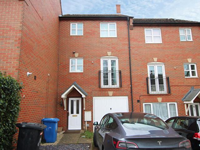 3 Bedroom Town House To Rent In Union Street, Kettering, North Northamptonshire, NN16