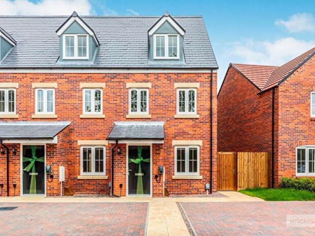 3 Bedroom Town House To Rent In Woodpecker Drive, Rothwell, Northants, NN14