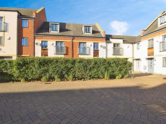 3 bedroom town house for sale in Bayleaf Avenue, Hampton Vale, Peterborough, PE7